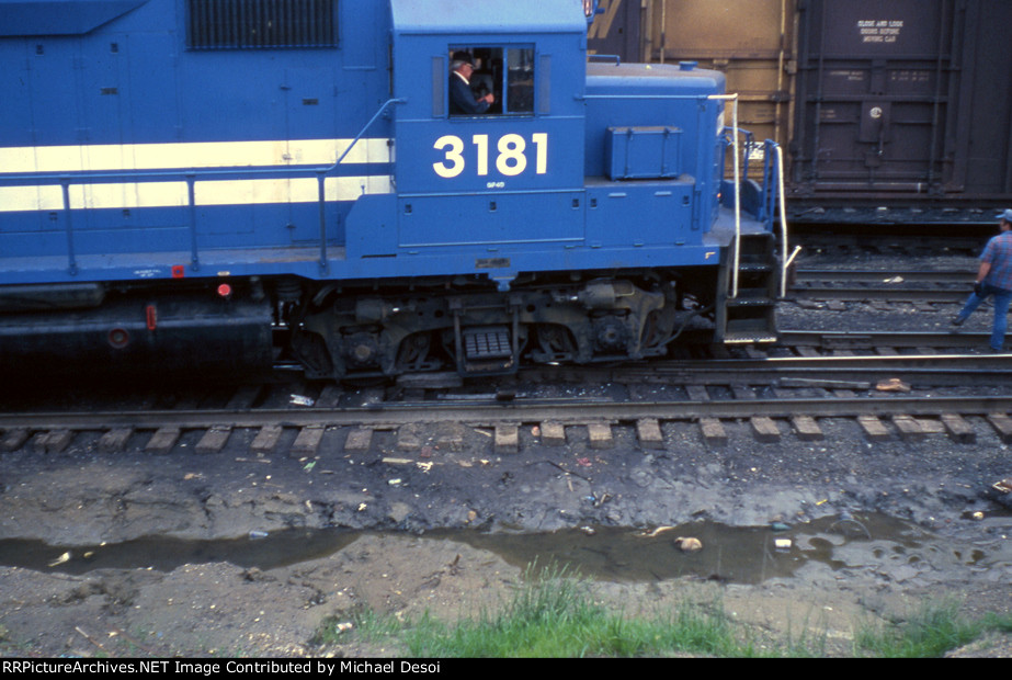 Port Richmond we have a problem !!! CR GP-40 #3181 has 1 wheelset on the ground.